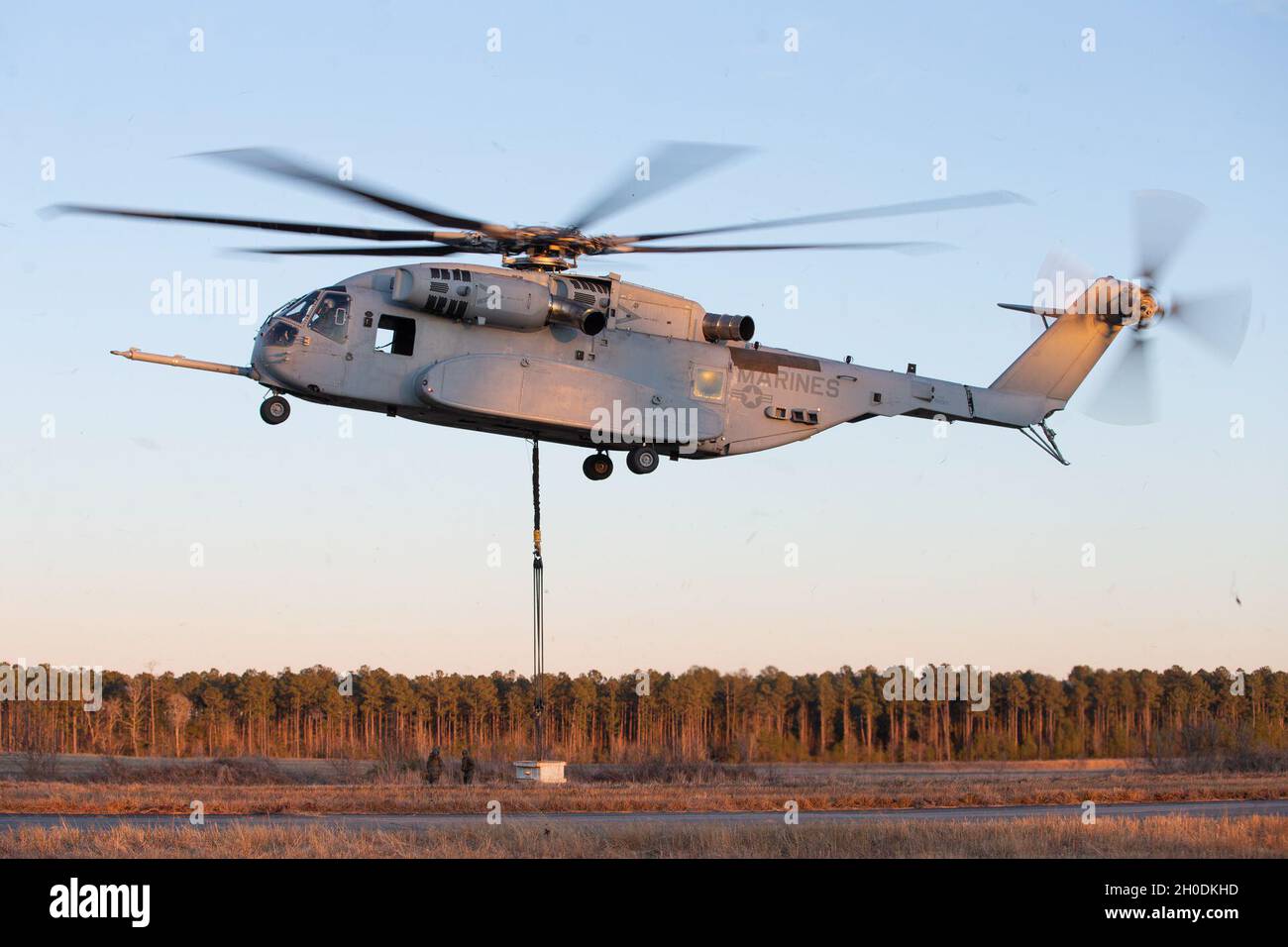 A CH-53K "King Stallion" conducts an external lift of a 4,000 pound ...