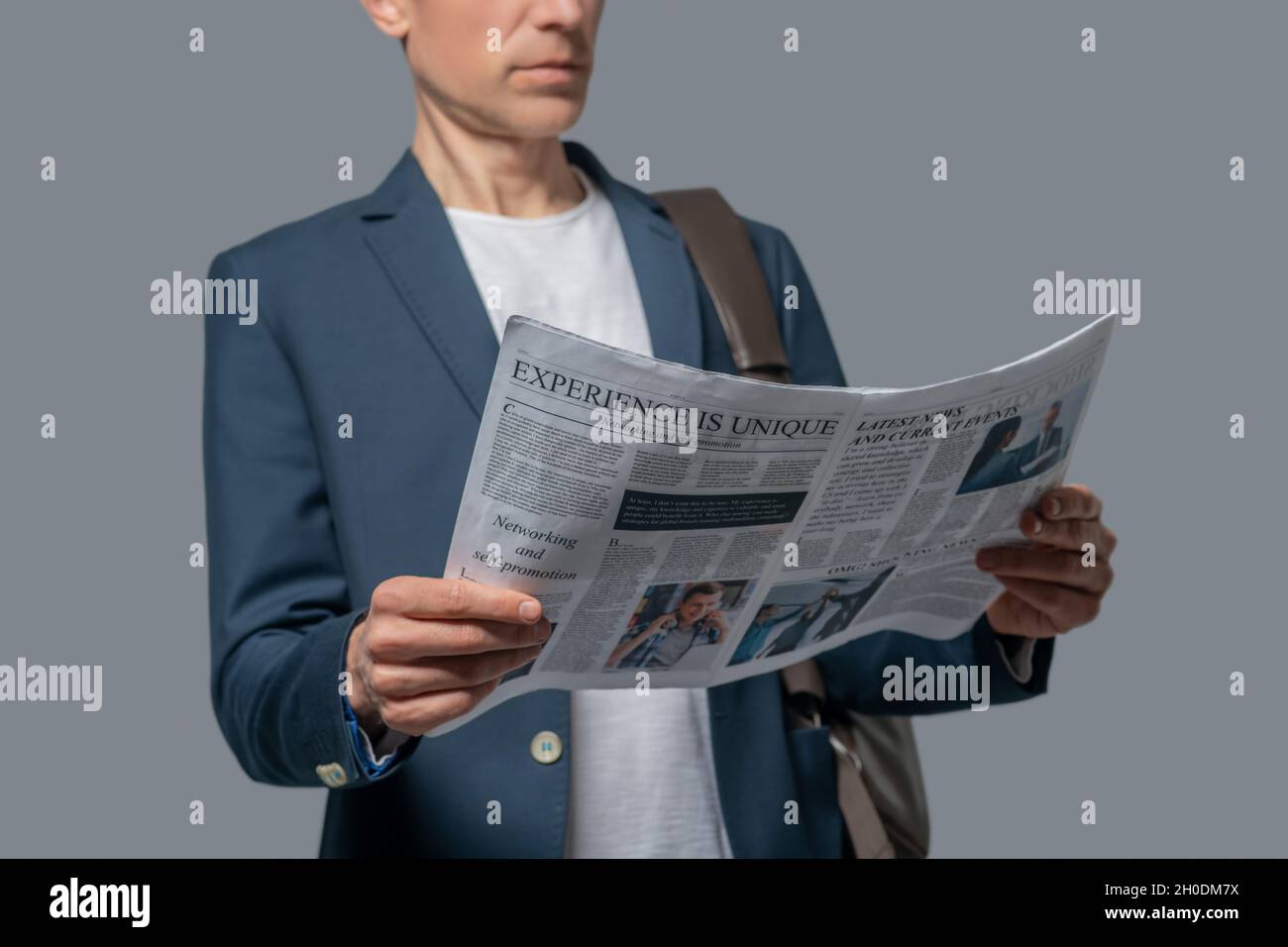 Newspaper in hands hi-res stock photography and images - Alamy