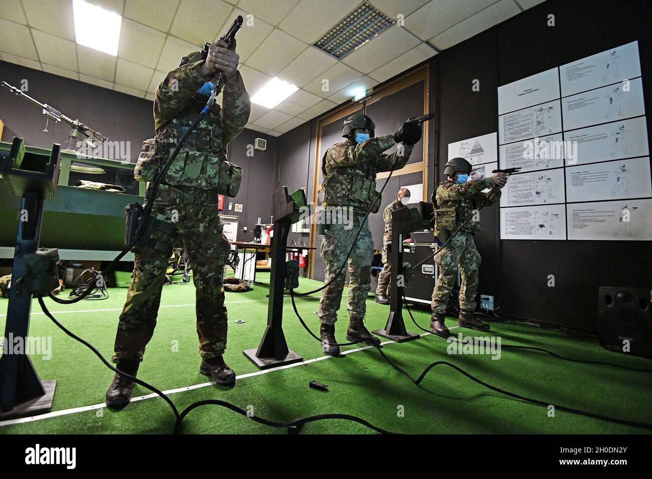 Italian Army soldiers assigned to the 66th Airmobile Infantry Regiment ...