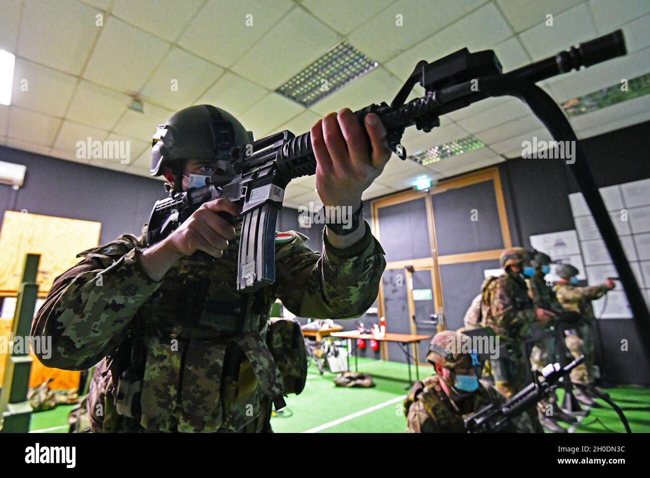 Italian Army soldiers assigned to the 66th Airmobile Infantry Regiment ...