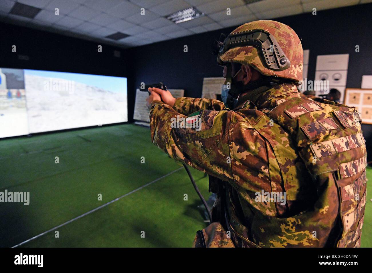 Italian Army soldiers assigned to the 66th Airmobile Infantry Regiment ...