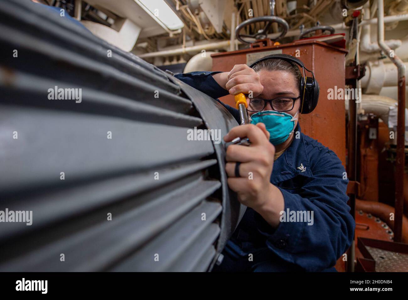 Electricians mate petty officer 3rd hi-res stock photography and images ...