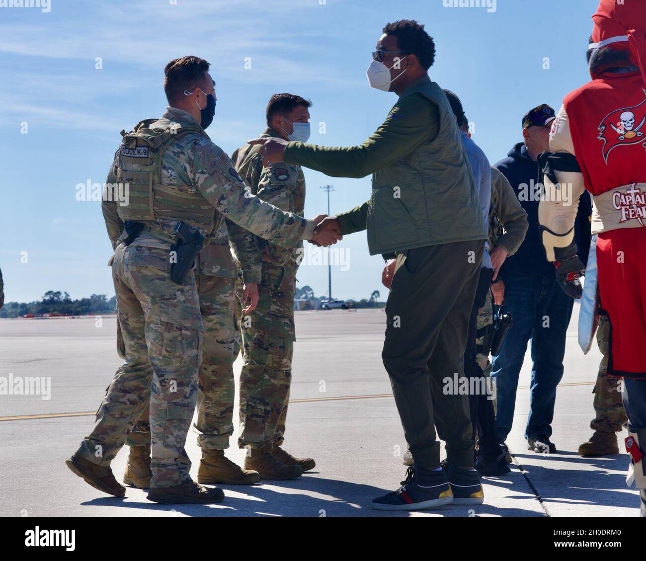 Cris Carter, Pro Football Hall of Fame recipient met with Airmen from ...