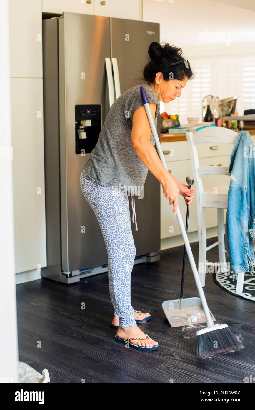 Latin woman cleaning The kitchen Stock Photo - Alamy