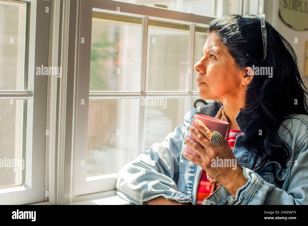 Window coffee thinking woman hi-res stock photography and images - Alamy