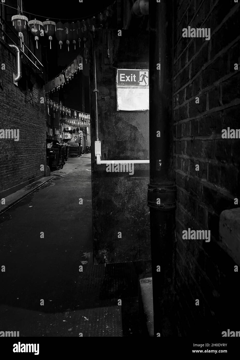 Dark alley in london hi-res stock photography and images - Alamy
