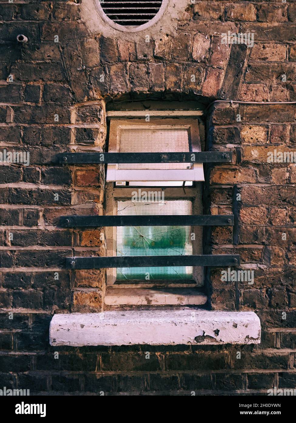 London dark street wall hi-res stock photography and images - Alamy