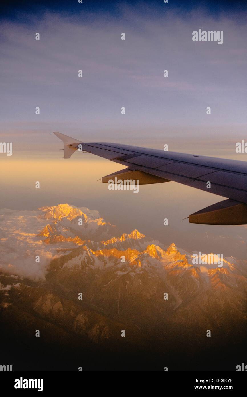 Airplane flying over french alps hi-res stock photography and images ...