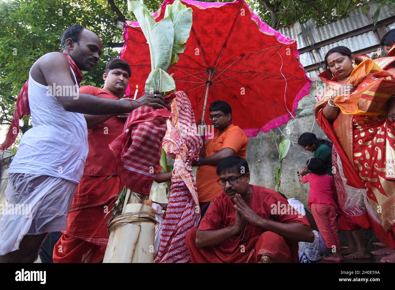 Kolkata, India. 05th Oct, 2019. Devotees perform ritual during 'Kala ...
