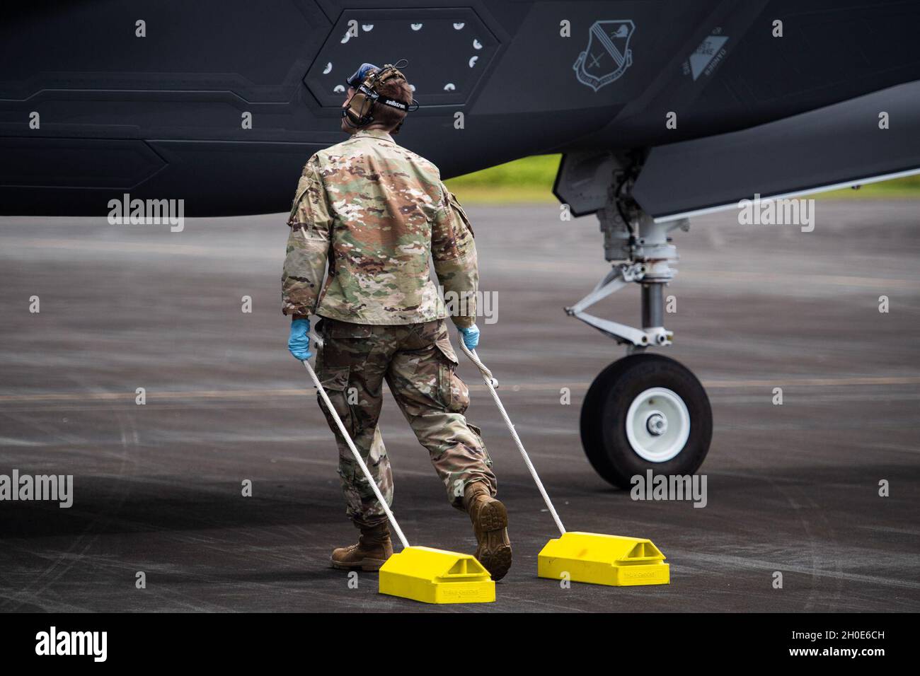 Aircraft chocks hi-res stock photography and images - Alamy