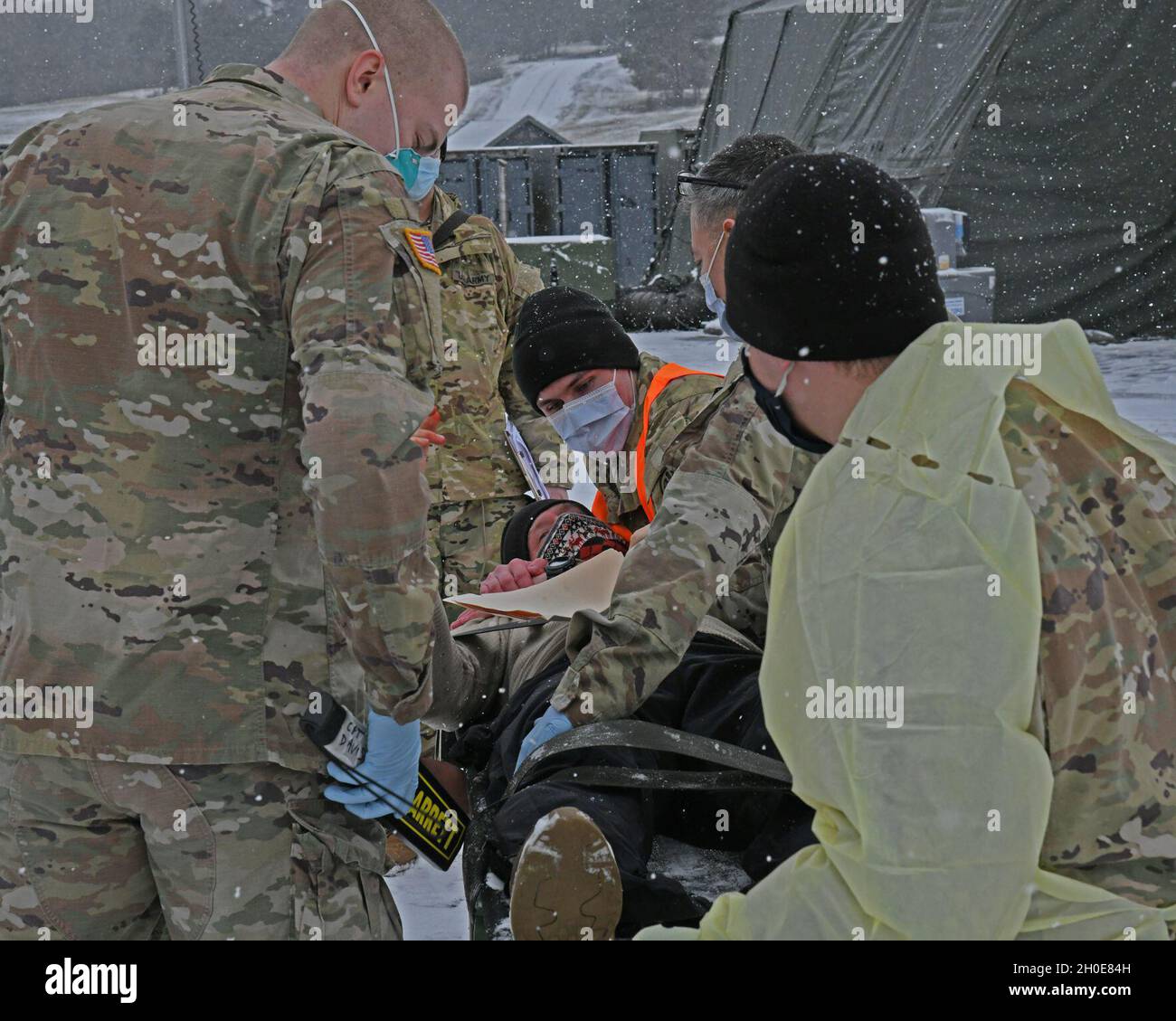 Medicals and Soldiers of the 512th Field Hospital simulate how to care ...
