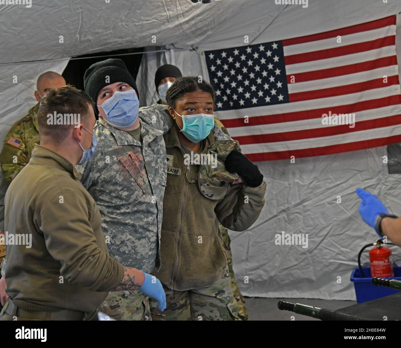 Soldiers and Medicals with the 512th Field Hospital simulate how to ...