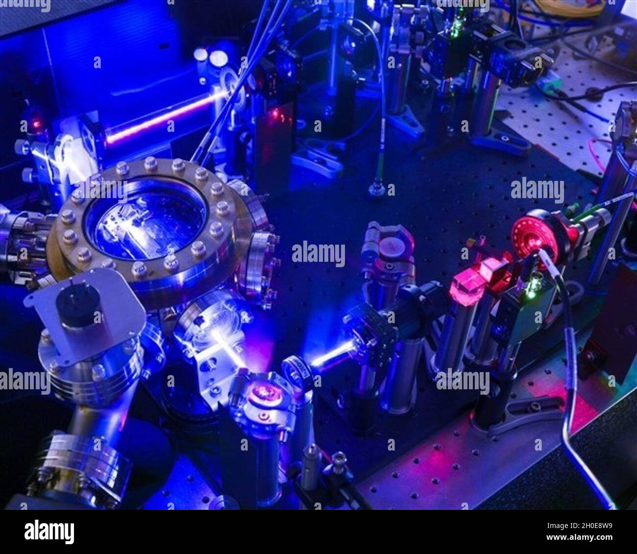 Researchers use a Rydberg spectrum analyzer experimental apparatus at ...