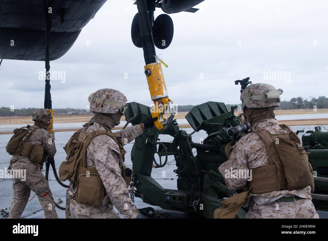 Marines with the 24th Marine Expeditionary Unit (MEU) logistics combat ...