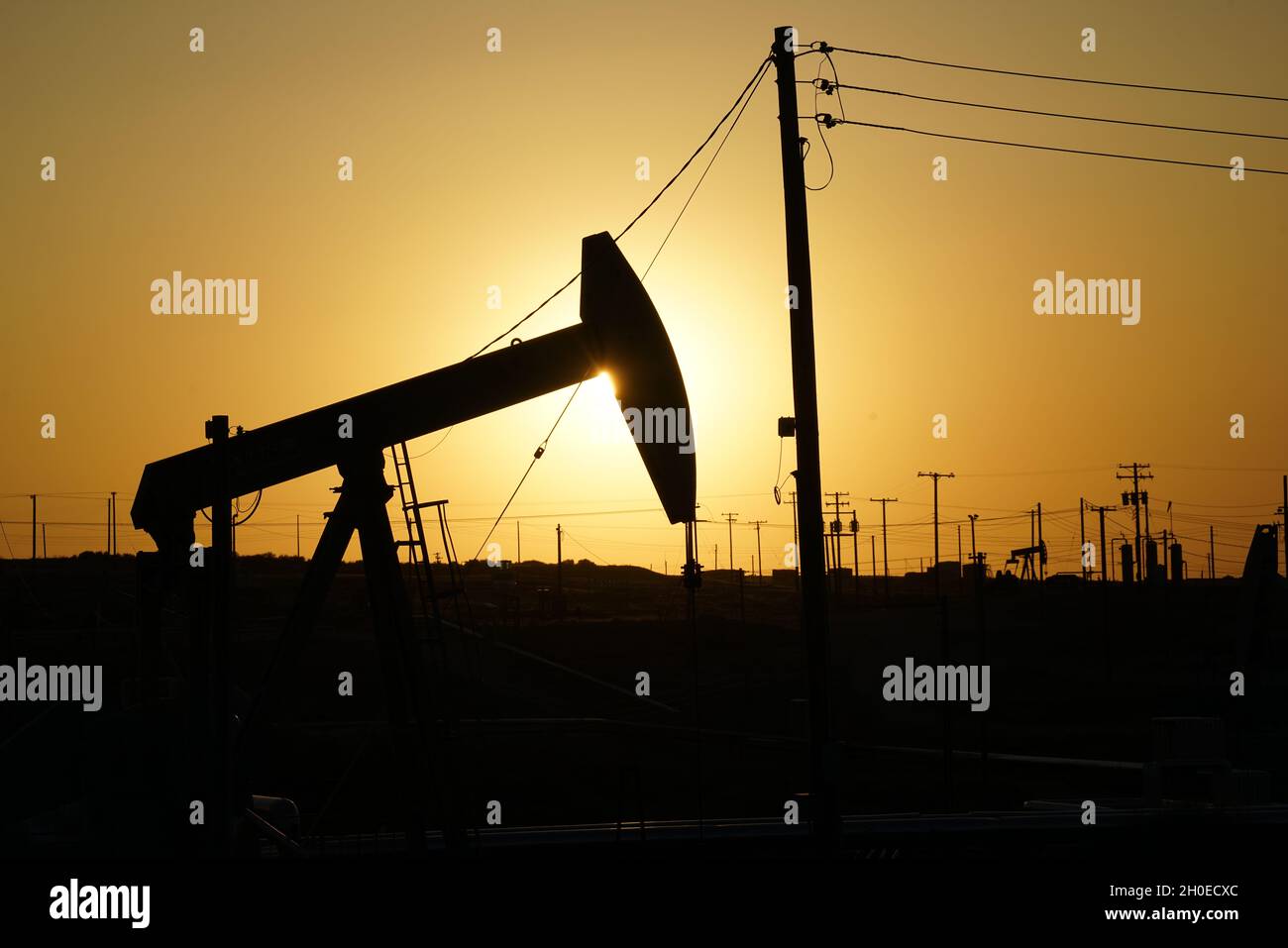 Oil fields usa sunset hi-res stock photography and images - Alamy