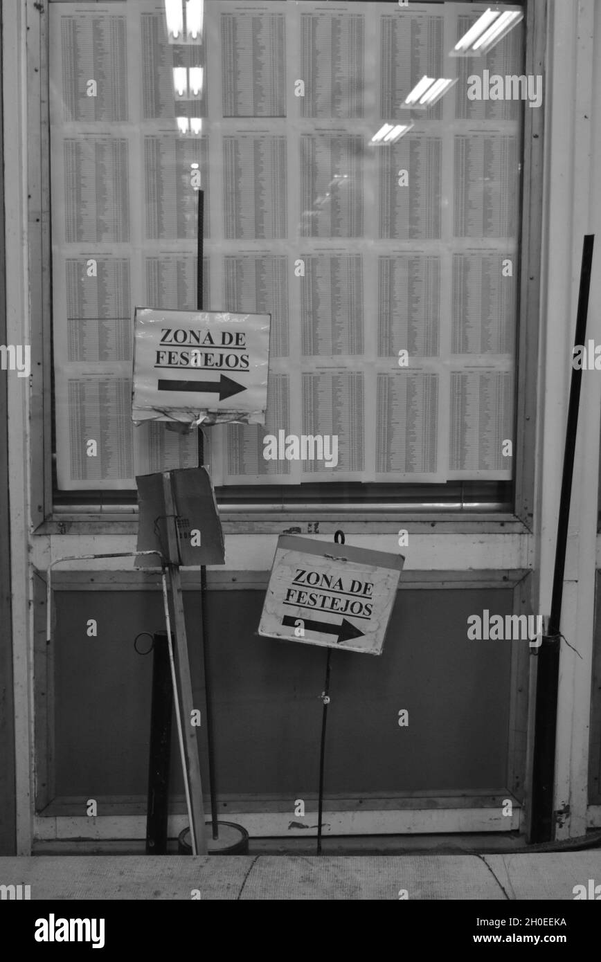White and black arrow signs hi-res stock photography and images - Alamy
