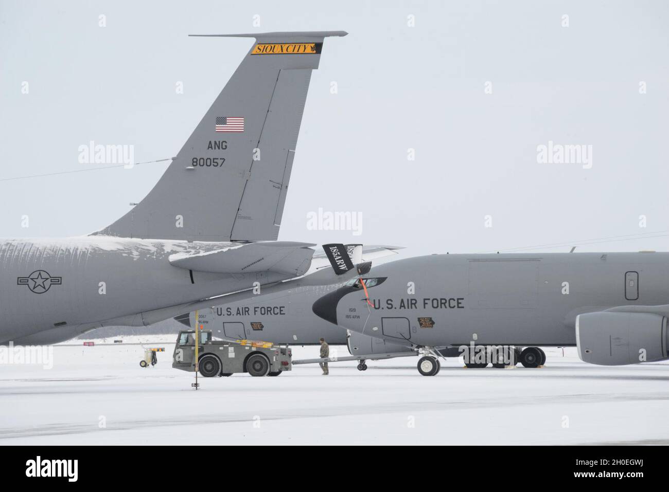 Aircraft maintainers from the Iowa Air National Guard’s 185th Air ...