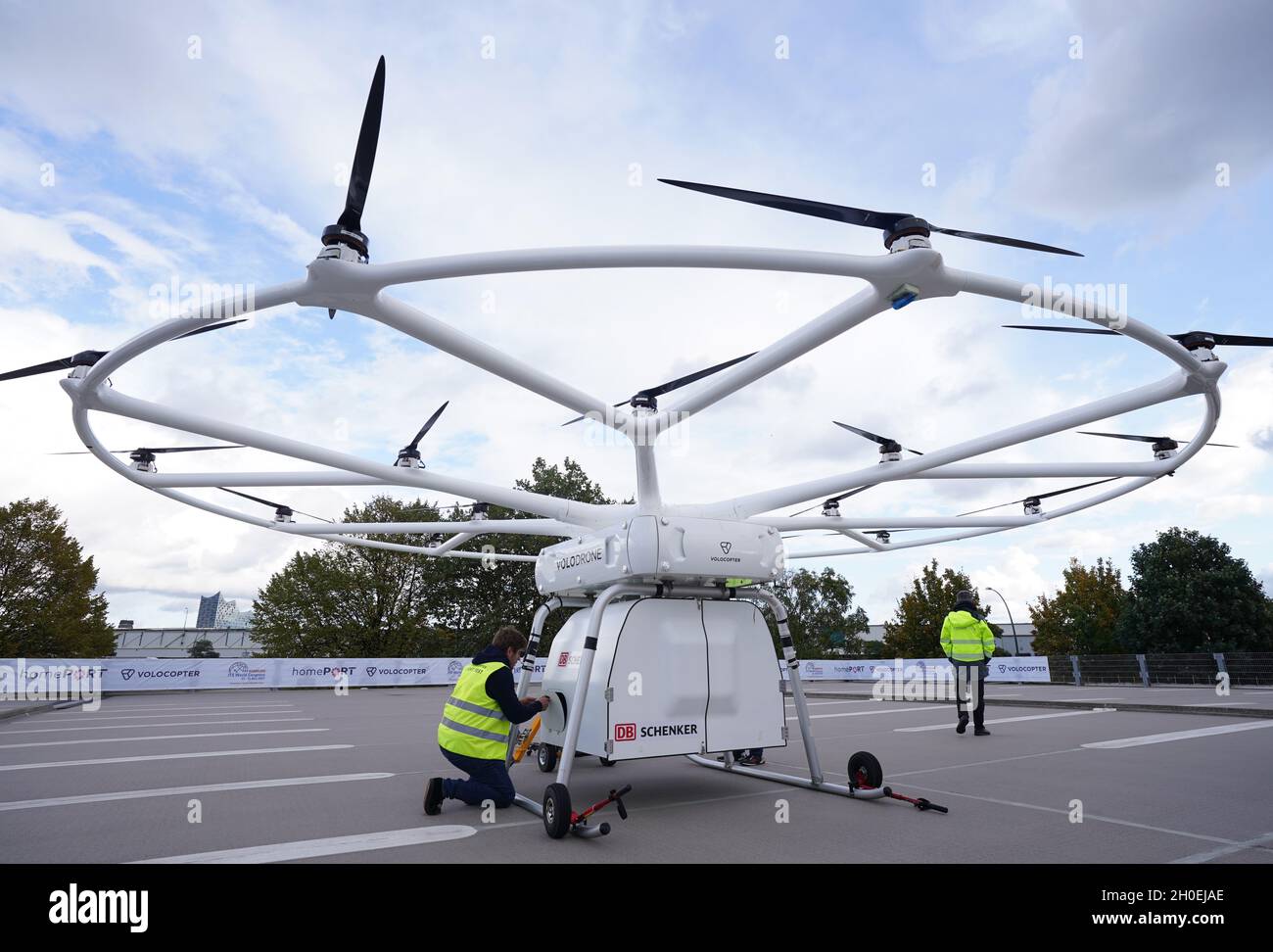 Hamburg, Germany. 12th Oct, 2021. Technicians stand by the Volodrone ...