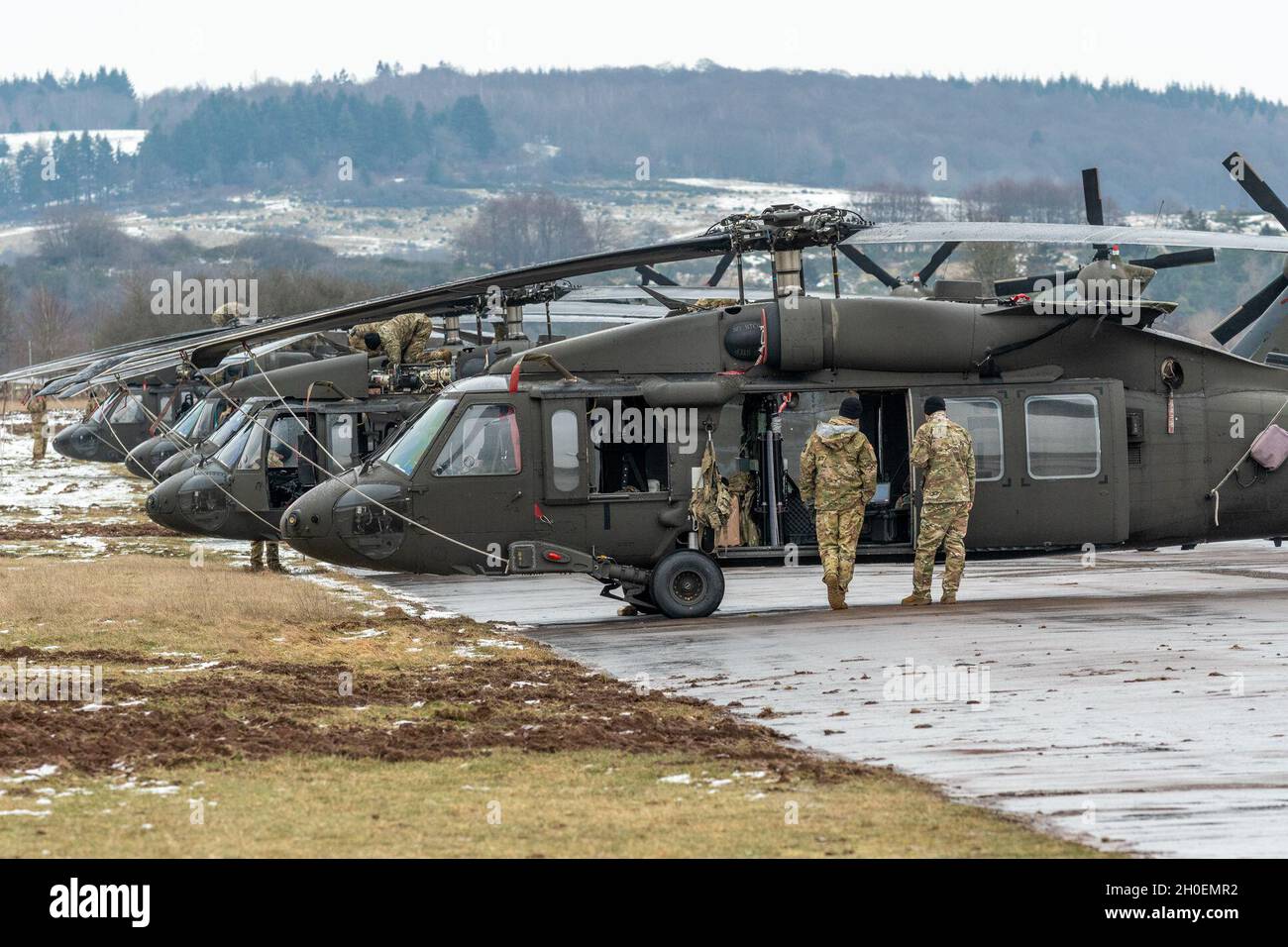 U.S. Army Soldiers with 12th Combat Aviation Brigade (12th CAB ...