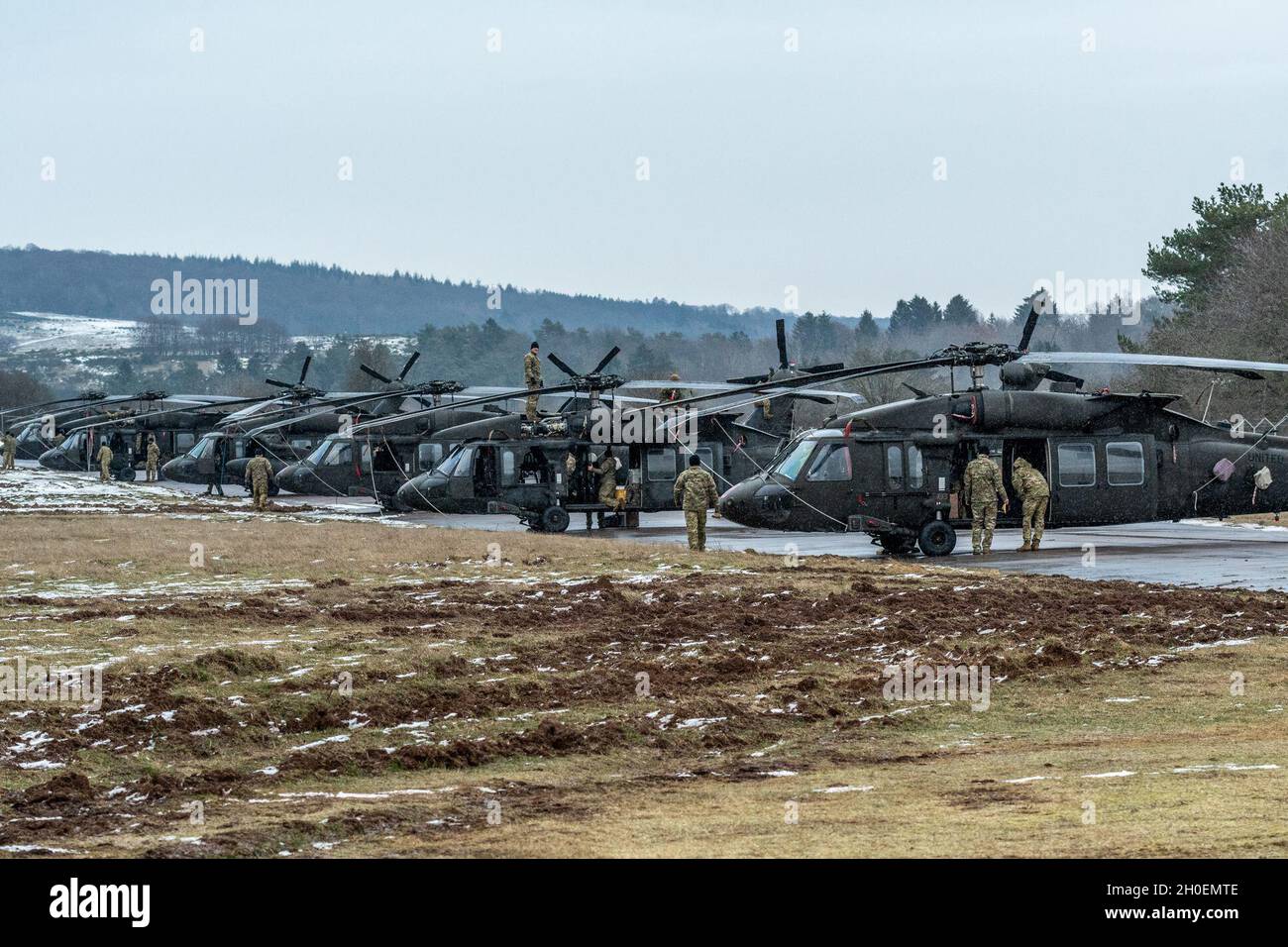 U.S. Army Soldiers with 12th Combat Aviation Brigade (12th CAB ...