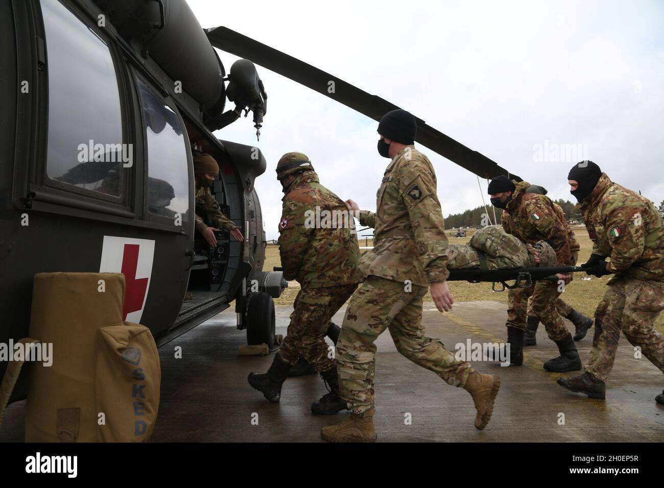Hh 60m medevac blackhawk hi-res stock photography and images - Alamy