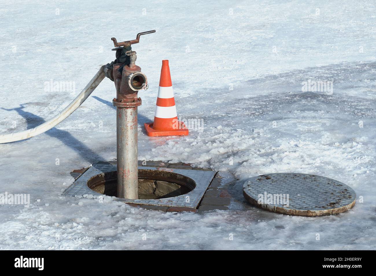 Open manhole hi-res stock photography and images - Alamy