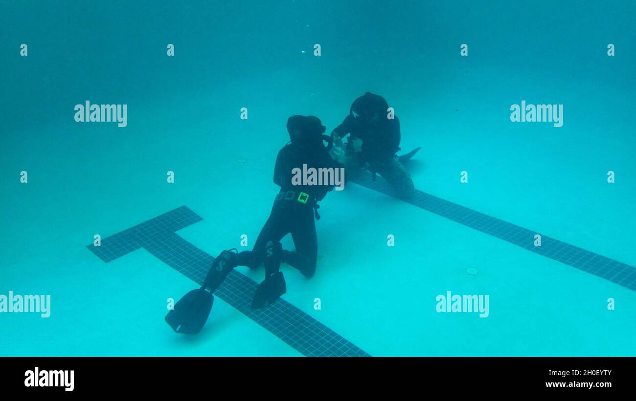 Soldiers of 7th Special Forces Group (Airborne) conduct combat dive ...