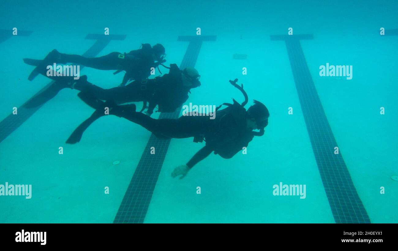 Soldiers of 7th Special Forces Group (Airborne) conduct combat dive ...