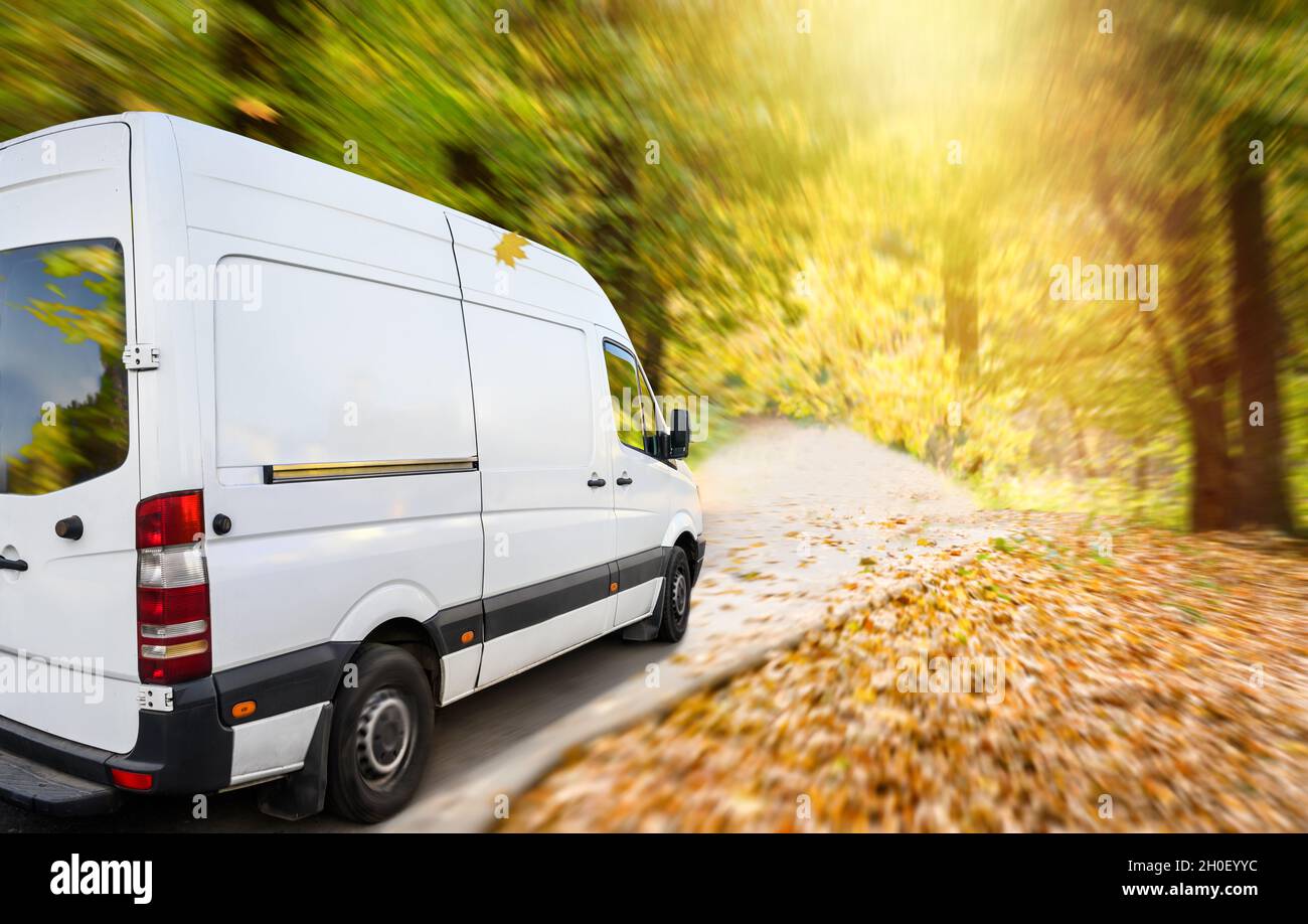 Vehicle moving on road countryside hi-res stock photography and images ...