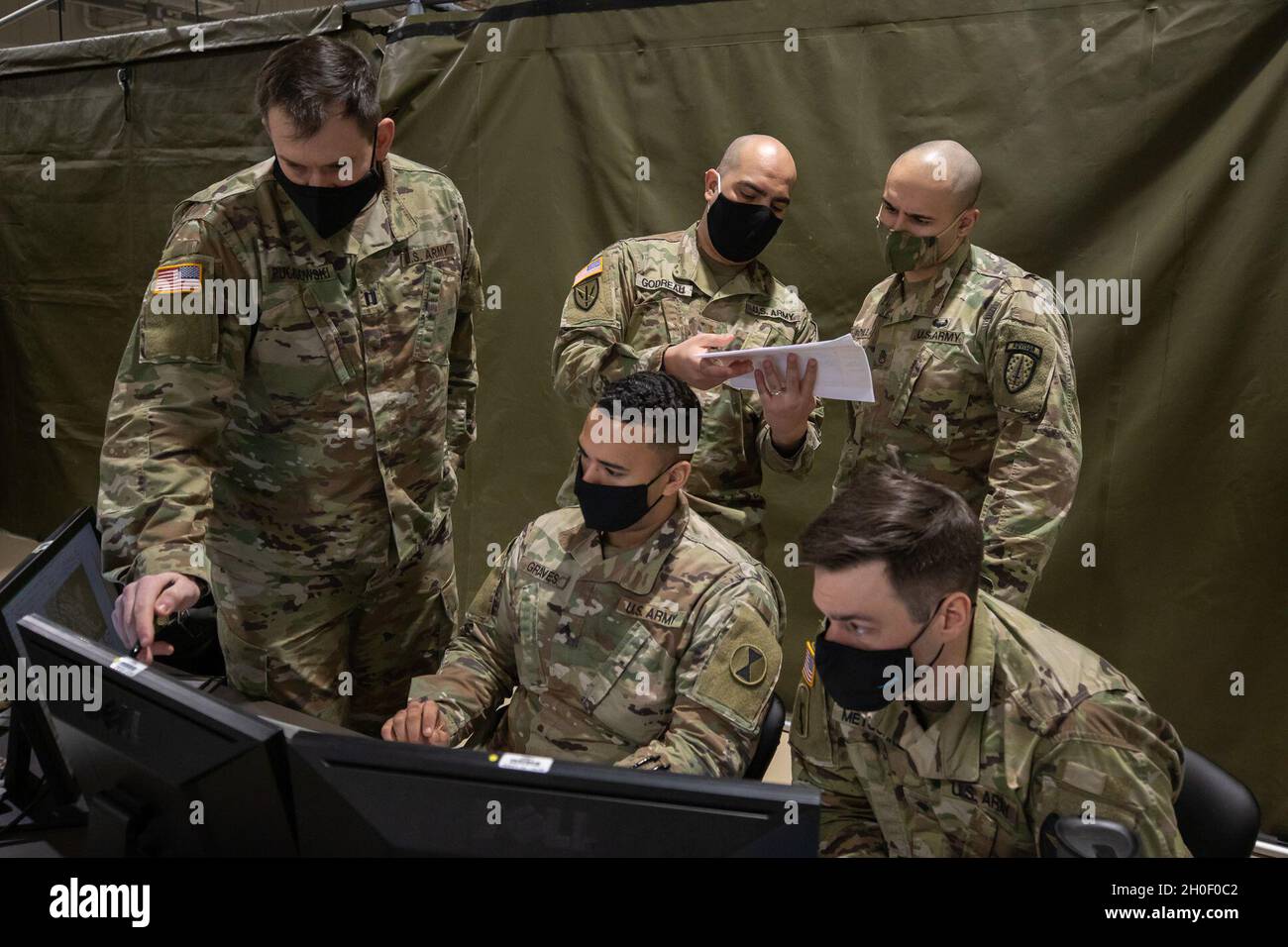 National Guard Soldiers assigned to 3-161 Infantry Dark Rifles, 81st ...