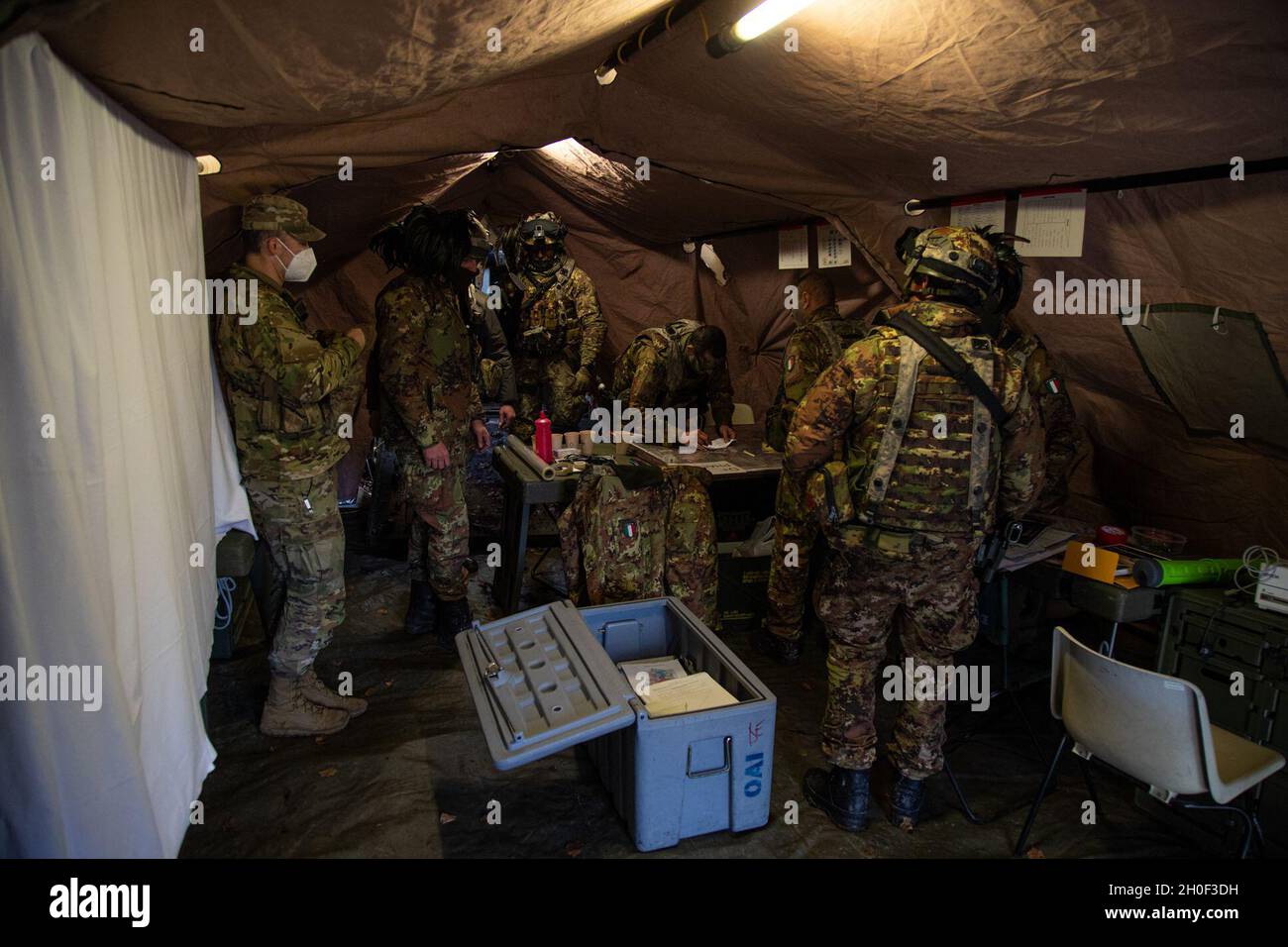 Italian soldiers assigned to Bravo Company, 11th Bersaglieri Battalion ...