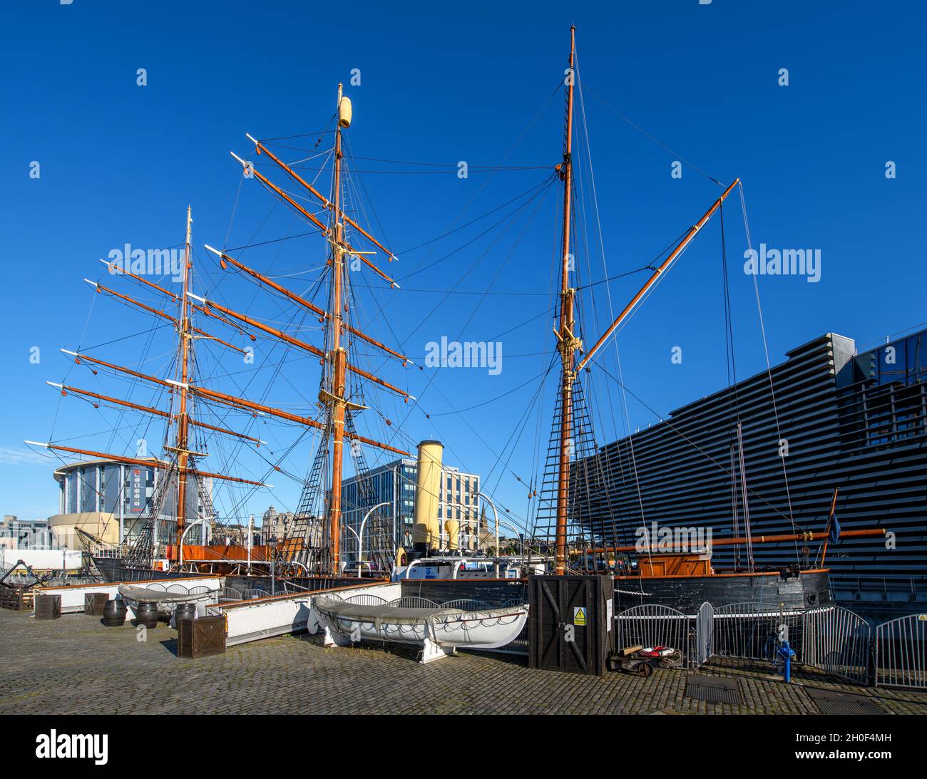 The RRS Discovery with the V&A Dundee behind, Discovery Point, Dundee ...