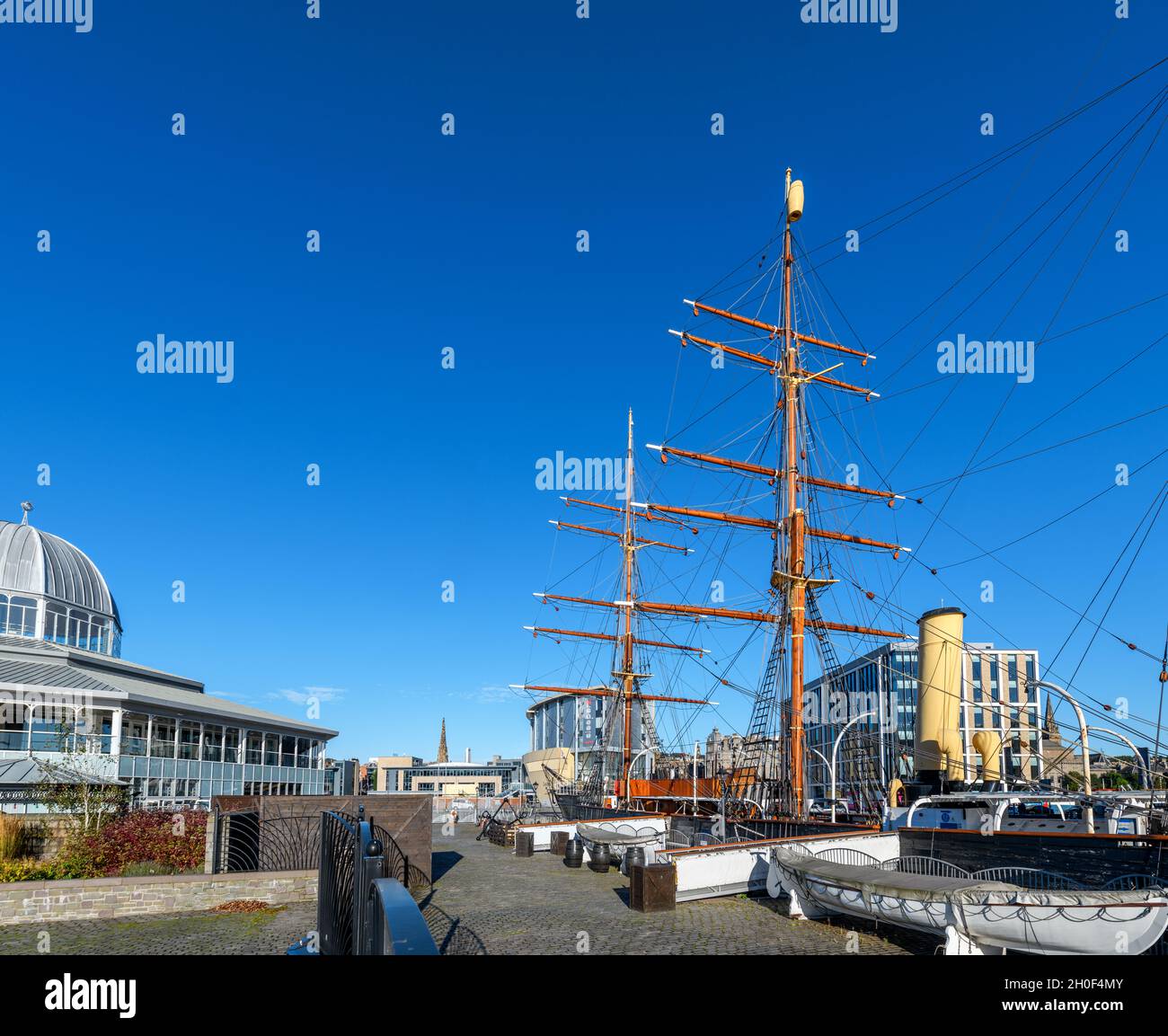 The RRS Discovery with the Visitor Centre to the left, Discovery Point ...