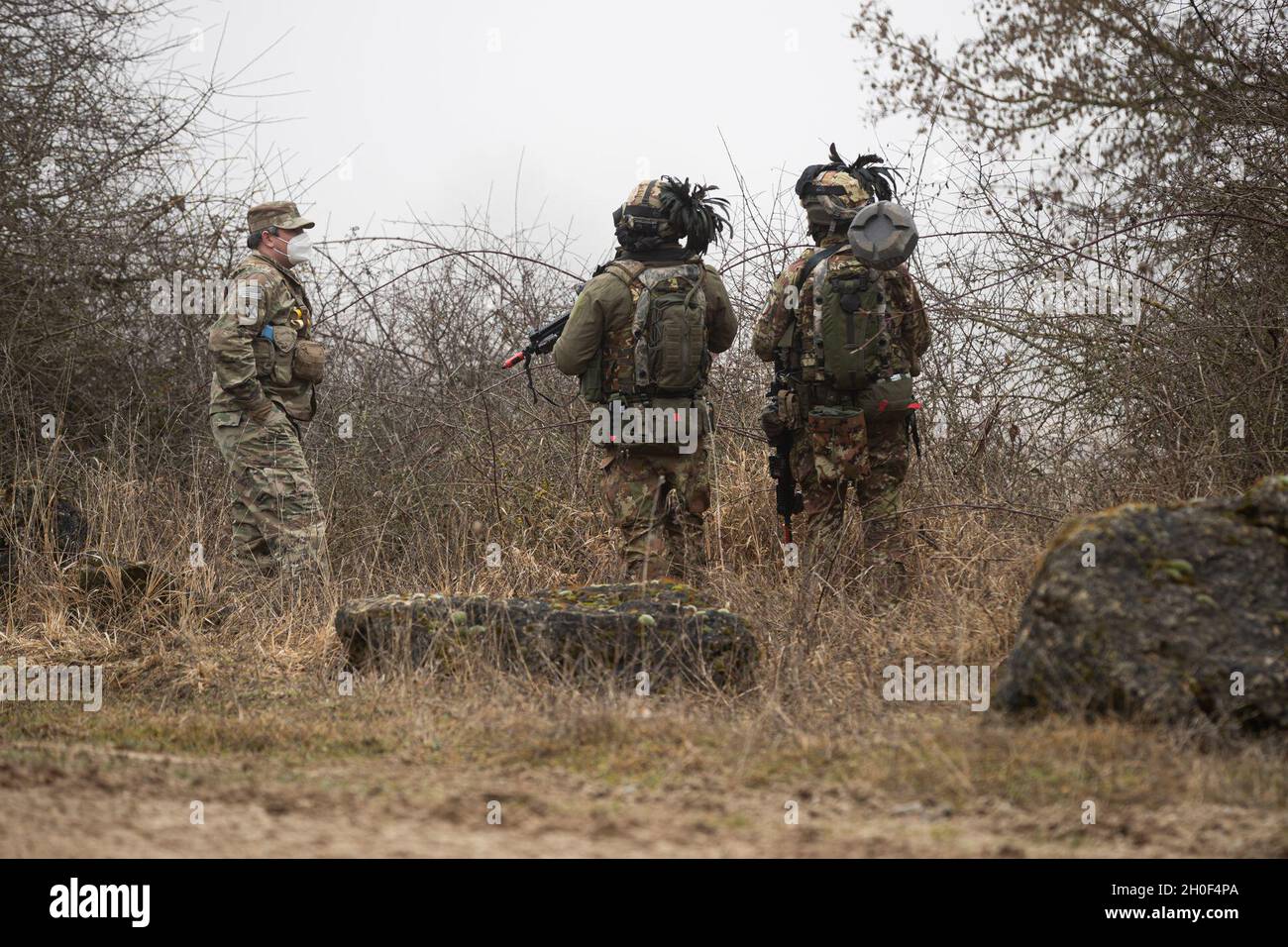 Italian soldiers assigned to Bravo Company, 11th Bersaglieri Battalion ...