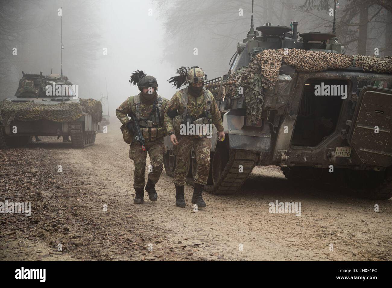 Italian soldiers assigned to Bravo Company, 11th Bersaglieri Battalion ...