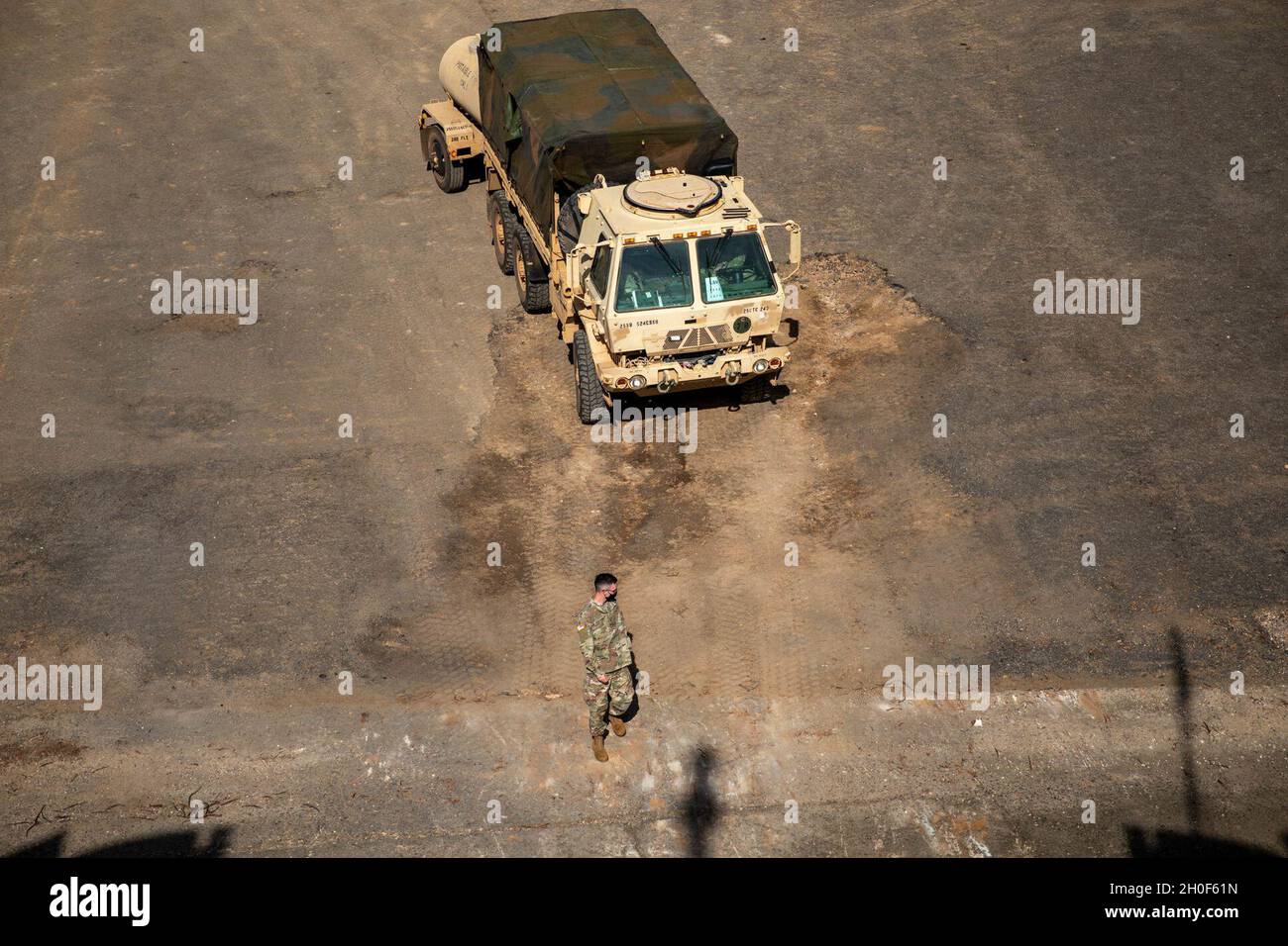 A soldier from the 524th Combat Sustainment Support Battalion, 25th ...
