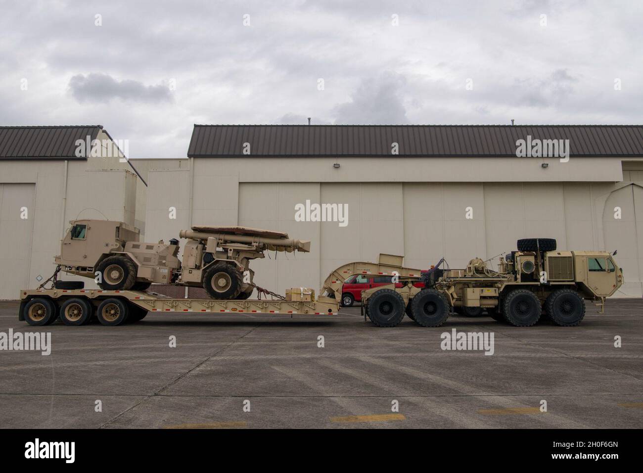 A HEMTT A4 Light Equipment Transporter carries a Hydrema 910 mine ...