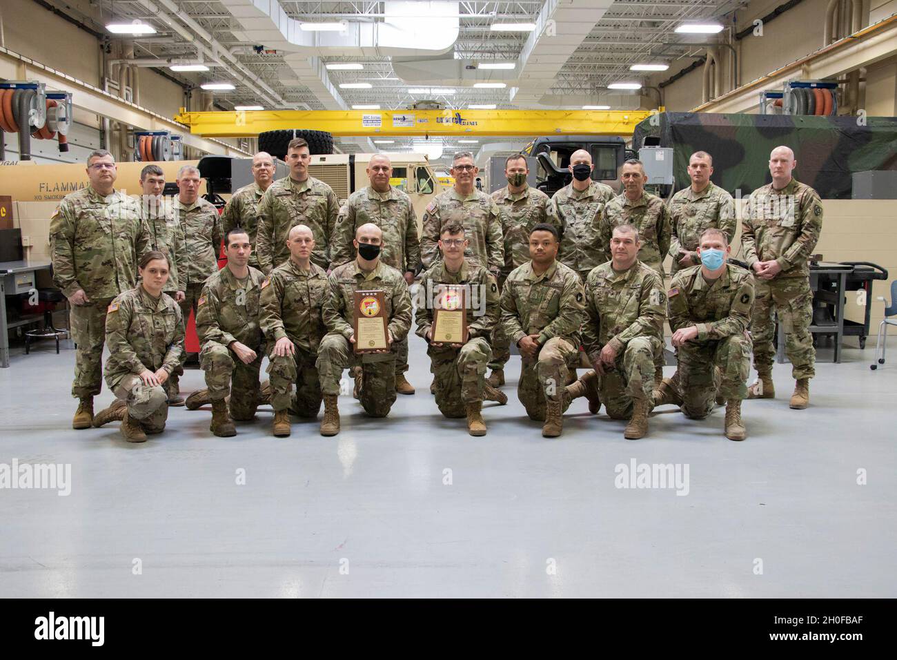 Soldiers with Iowa Army National Guard Field Maintenance Shop No. 13 ...