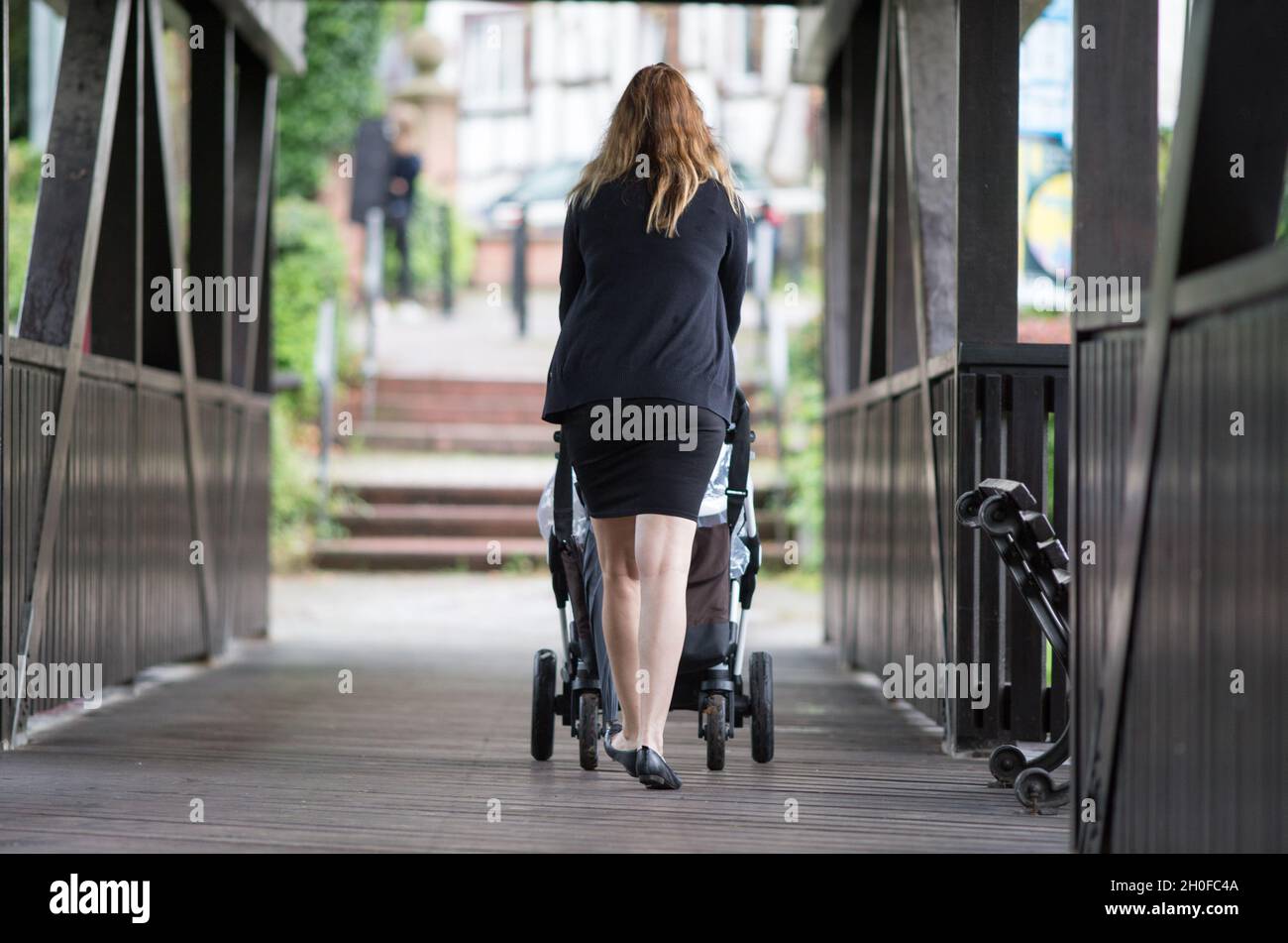 Mom pushing stroller city hi-res stock photography and images - Alamy