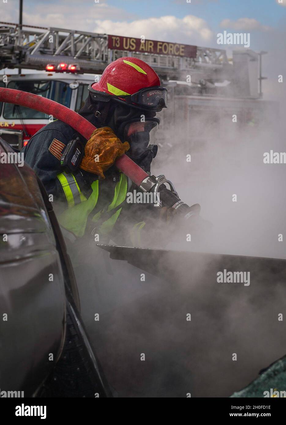 Burning vehicle hi-res stock photography and images - Alamy