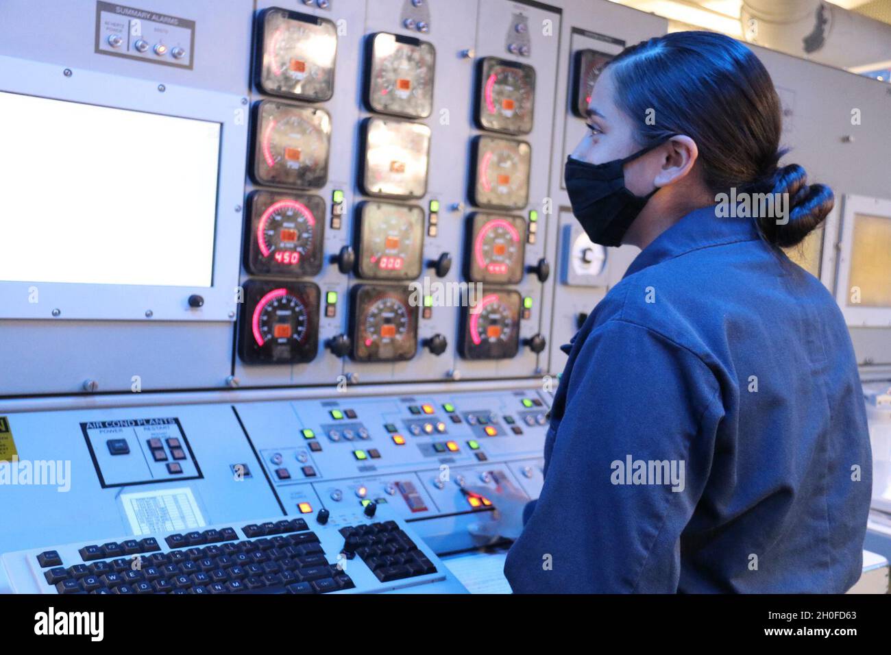 210225-N-N3764- 0870 CARIBBEAN SEA (Feb. 25, 2021) Lt. Brissa Medina ...