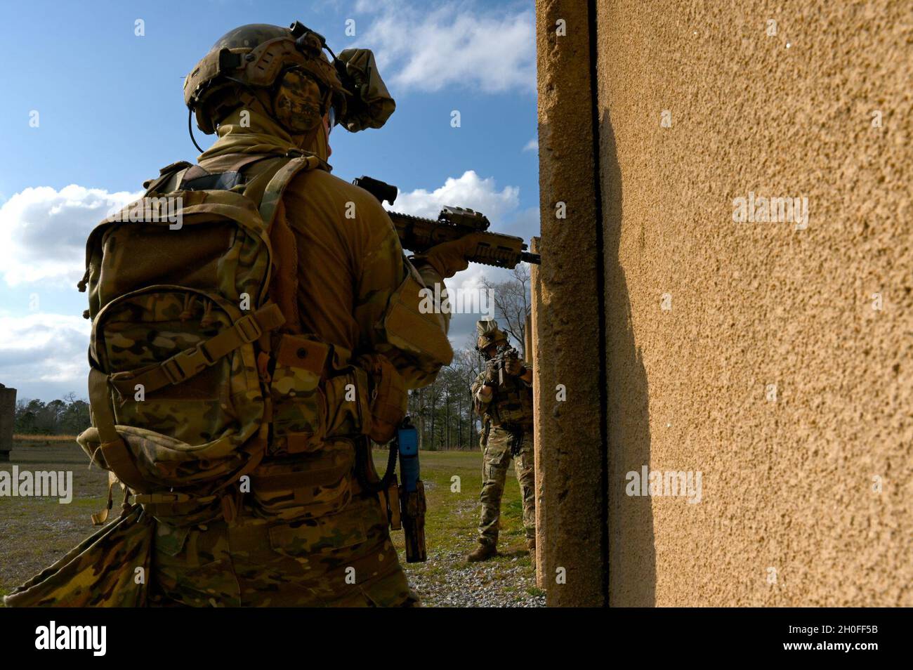 Members of the French Special Operations Forces peer into a courtyard ...