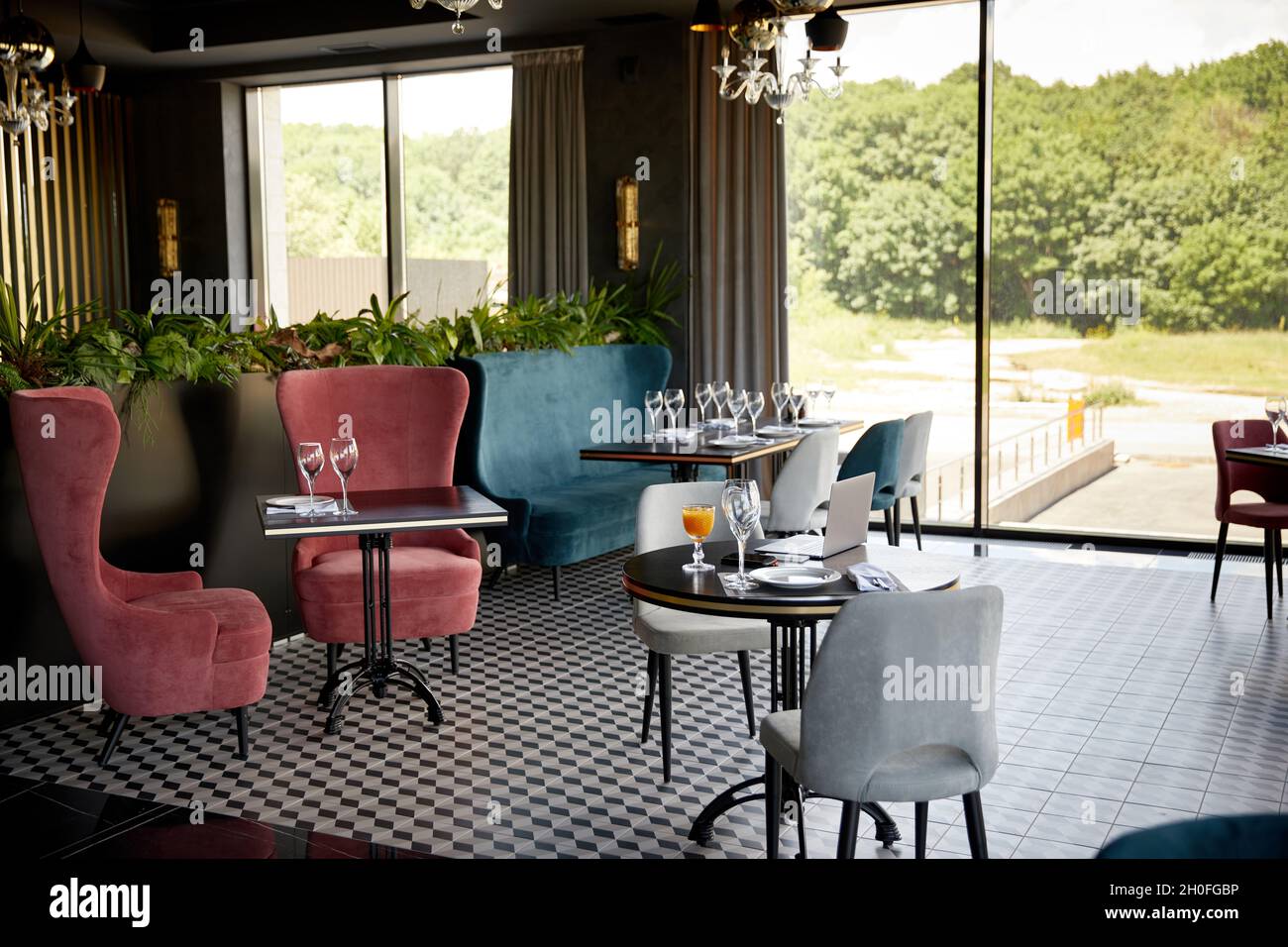 Modern interior of an empty cafe or a restaurant Stock Photo - Alamy