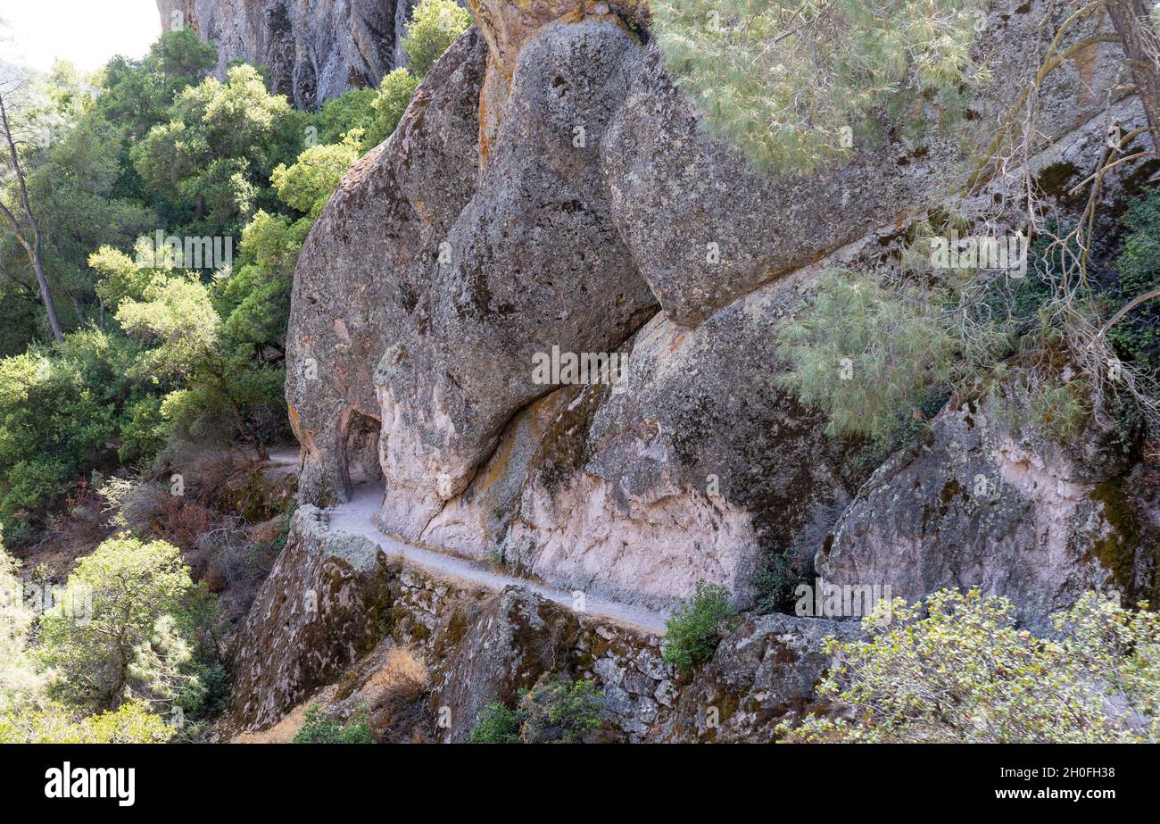 Summer hike in pinnacles national park, West Coast, California, sunny ...