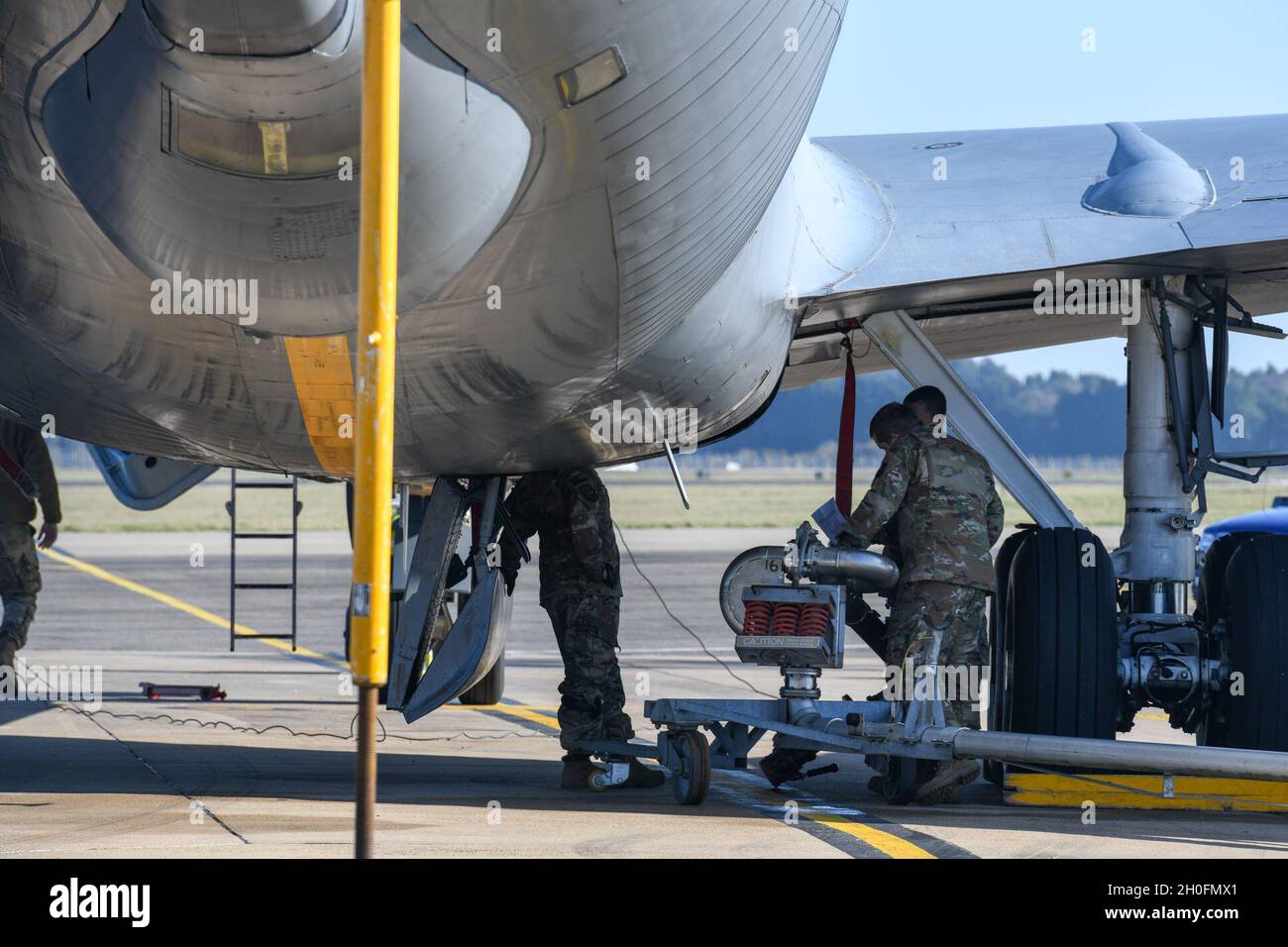 Members of the 100th Maintenance Group begin to refuel U.S. Air Force ...