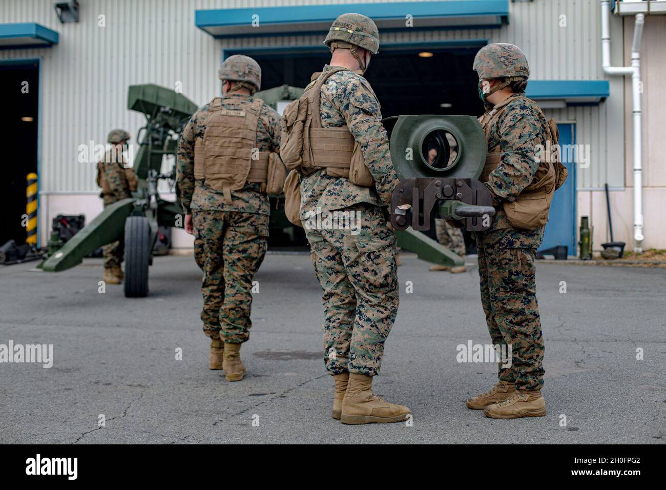 U.S. Marines with Echo Battery, Battalion landing Team 3/4, 31st Marine ...