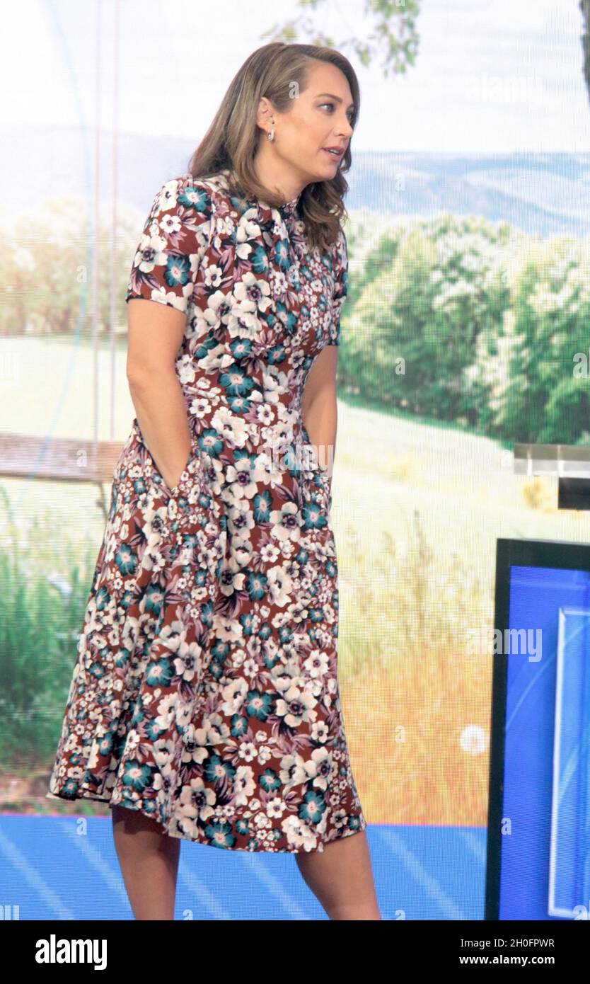 New York - NY - 20210921 Good Morning America hosts on set getting ...