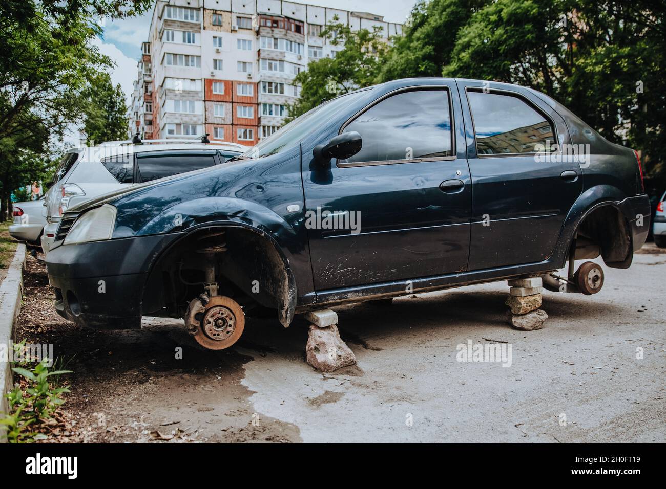 Car without wheels hi-res stock photography and images - Alamy