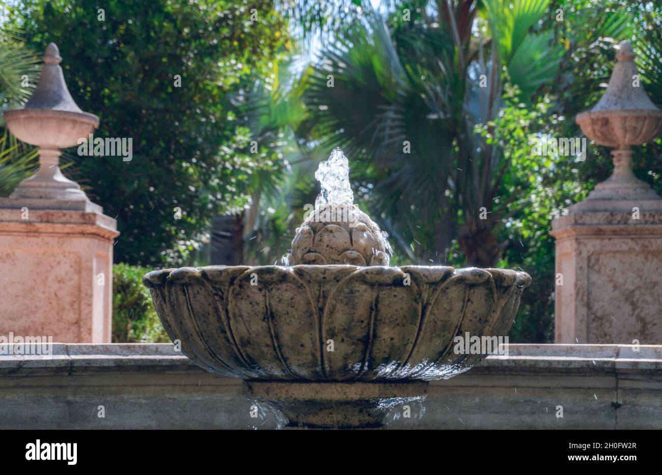 Vintage fountain in the garden hi-res stock photography and images - Alamy