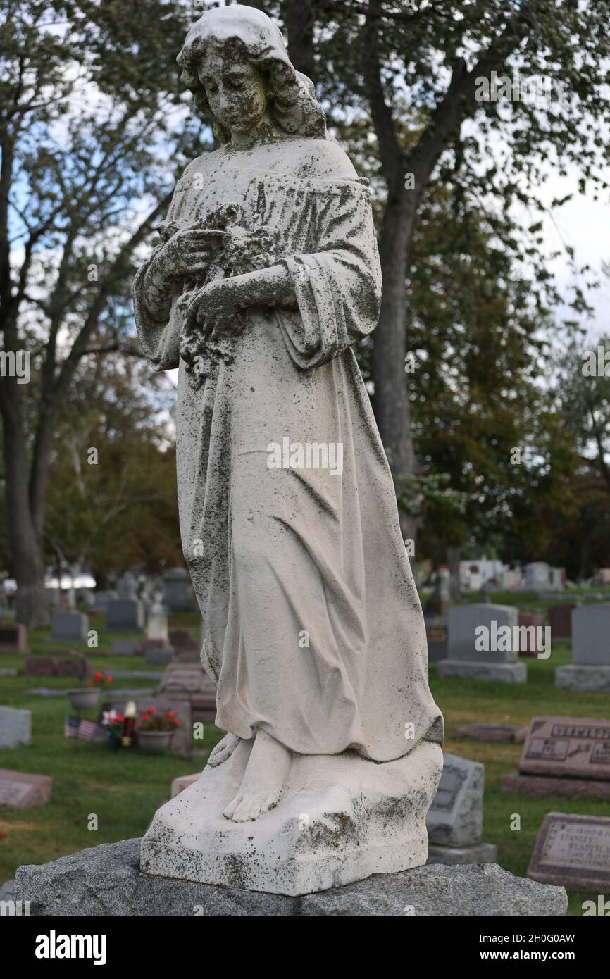 Statue of weeping woman hi-res stock photography and images - Alamy